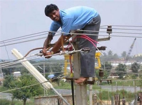 Man-On-Electiricity-Pole-Without-Safety-Funny-Picture - Katigaku.top